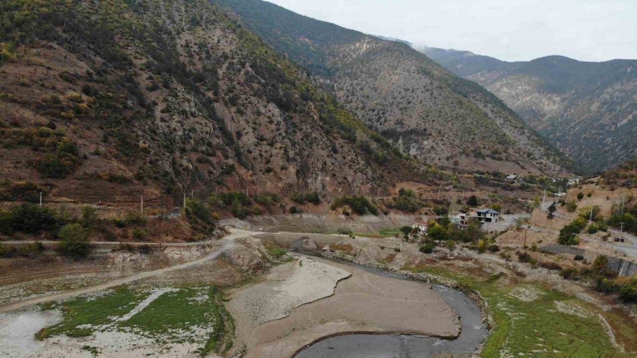 Torul Barajı’nda sular çekildi, tarihi Torul Köprüsü gün yüzüne çıktı ...