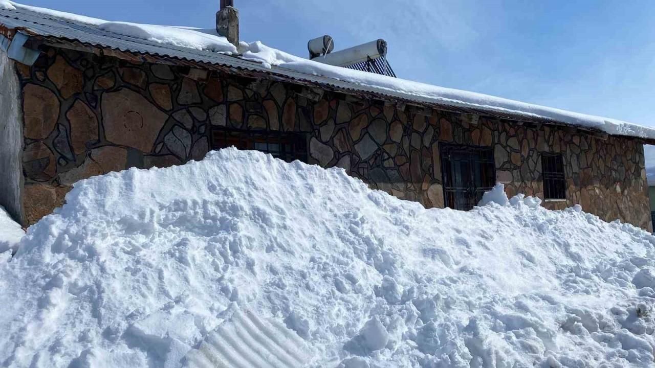 Karlıova’da günlerdir etkili olan kar, tek katlı evleri kara gömdü ...