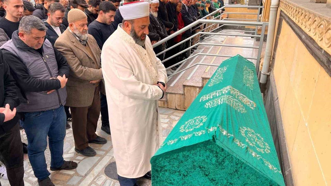 Kazada ölen nişanlı çift yan yana defnedildi - Vitrin Haber - Sinop ...