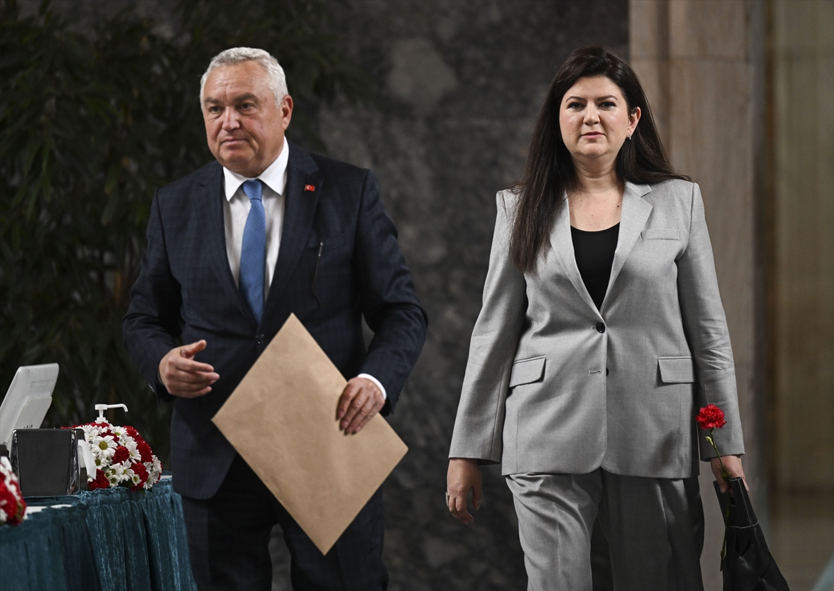 TBMM - Milletvekilleri kayıt yaptırıyor - Zuhal Karakoç Dora ve Pelin ...