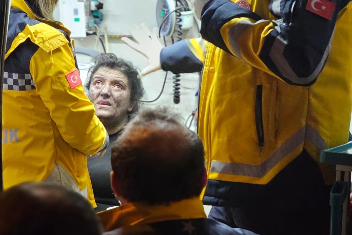 Şarjda bırakılan telefon faciaya neden oluyordu: Anne ve 4 çocuğu ...